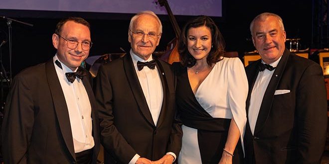 Ballsaison München: Bär moderierte den Schwarz-Weiß-Ball der CSU