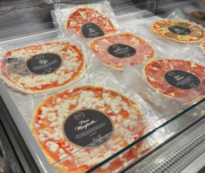 Pizza-König Ugo Crocamo's Pizzen jetzt im Supermarkt Regal